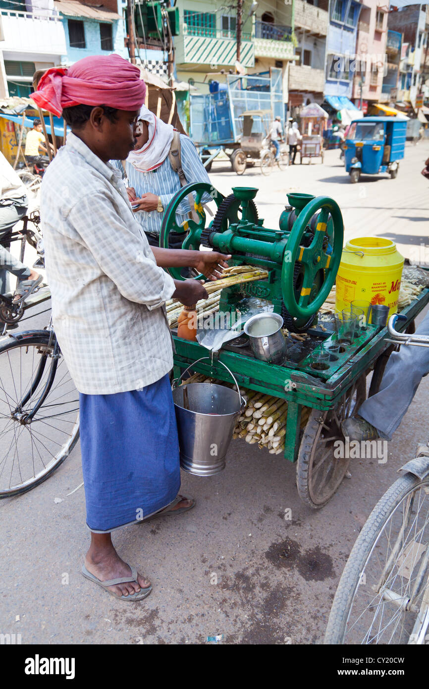 Man press sugar cane hi-res stock photography and images - Alamy