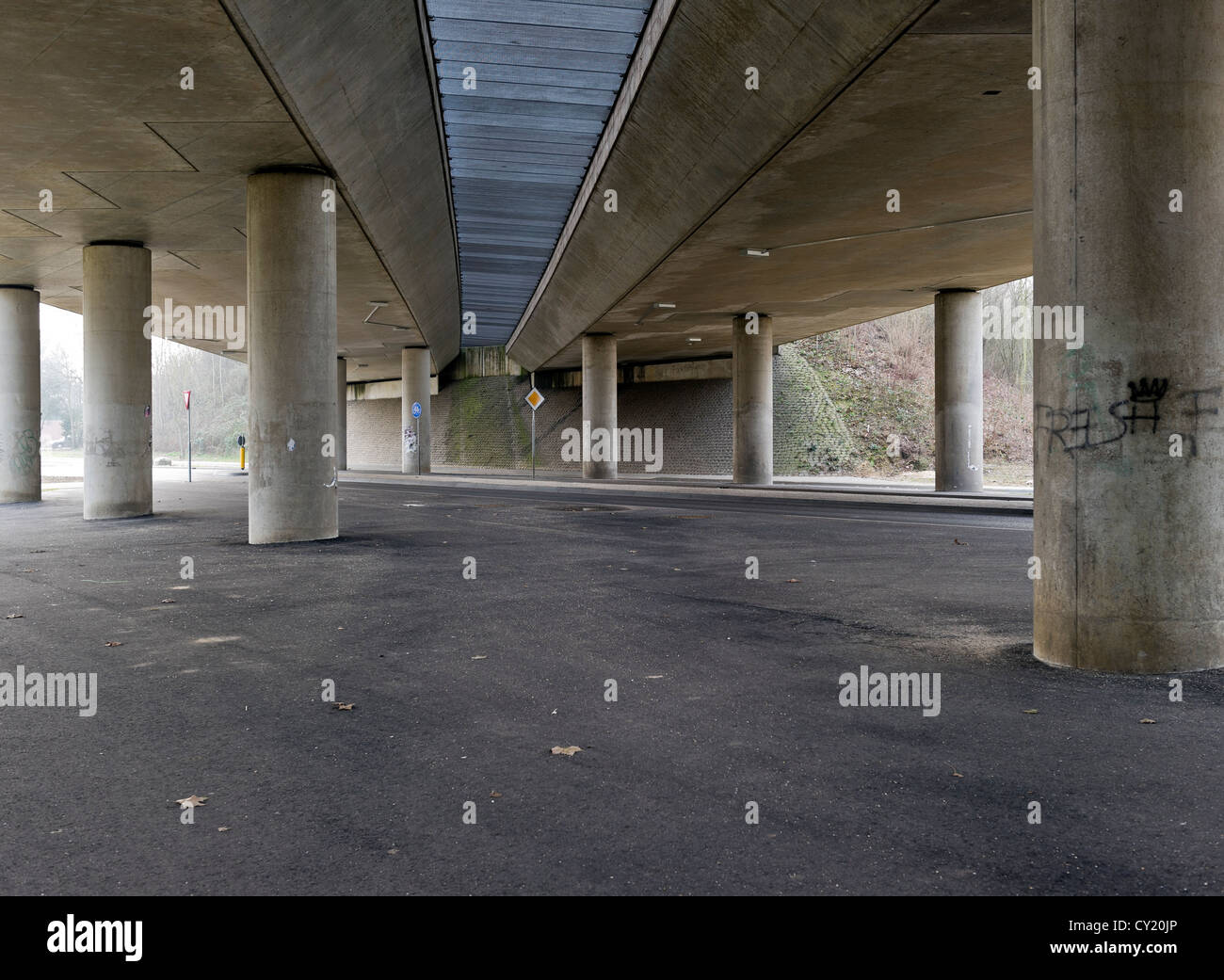 Bridge pillars hi-res stock photography and images - Alamy