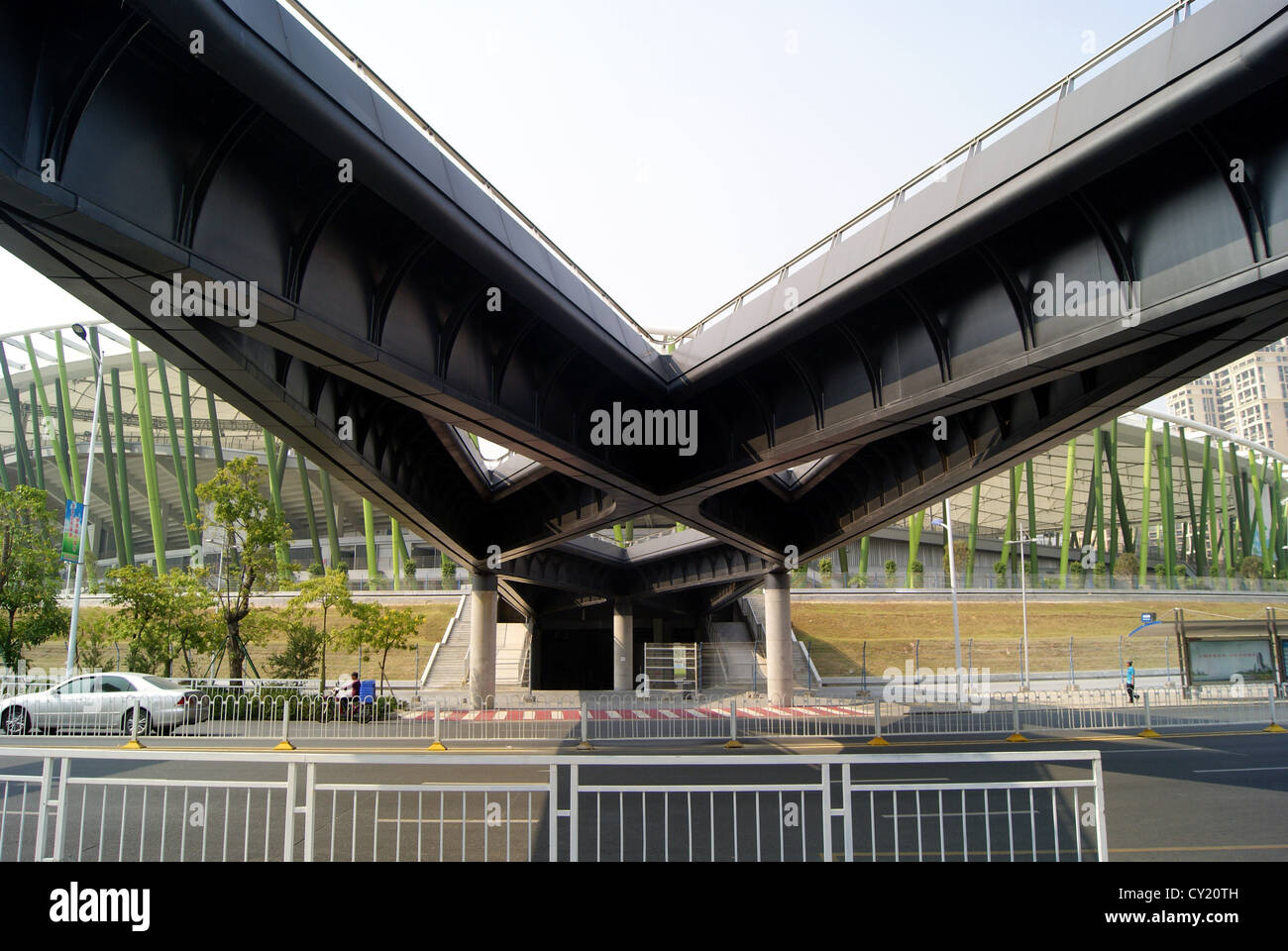 Pedestrian overpass and urban traffic Stock Photo - Alamy