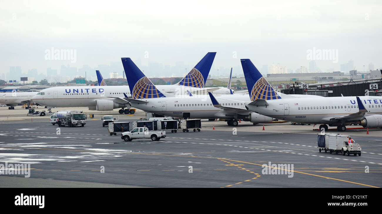 United Airlines plane at airport Stock Photo - Alamy