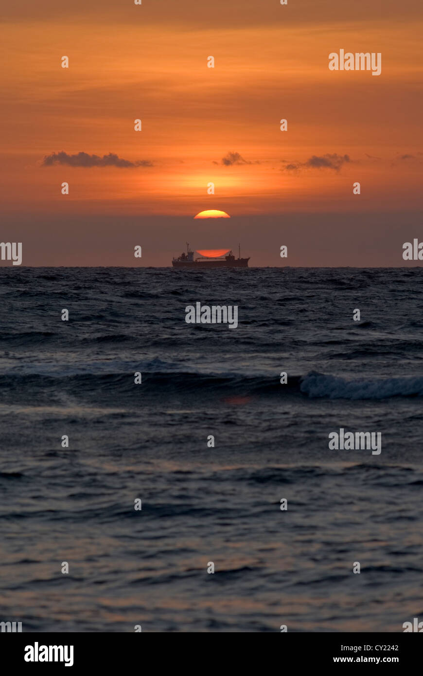 Ship under sun hi-res stock photography and images - Alamy