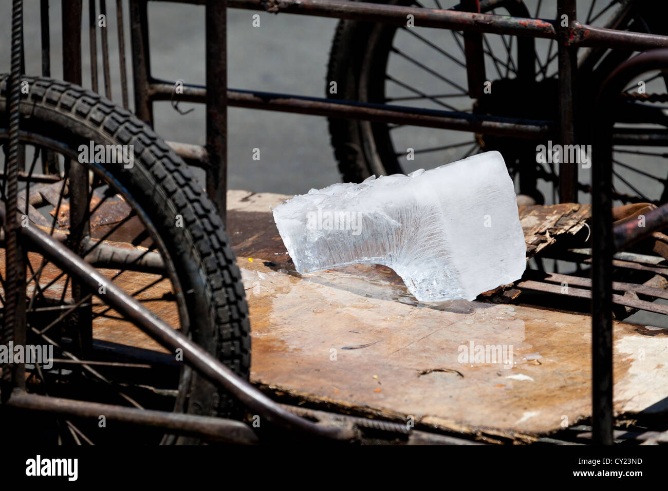 Ice cube block hi-res stock photography and images - Alamy