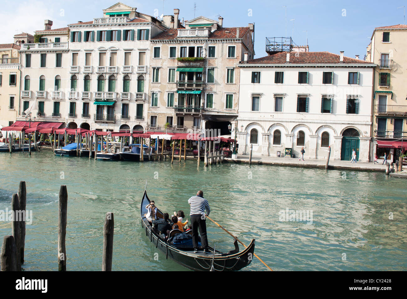 Gondola on canal grande in front of rialto bridge hi-res stock ...