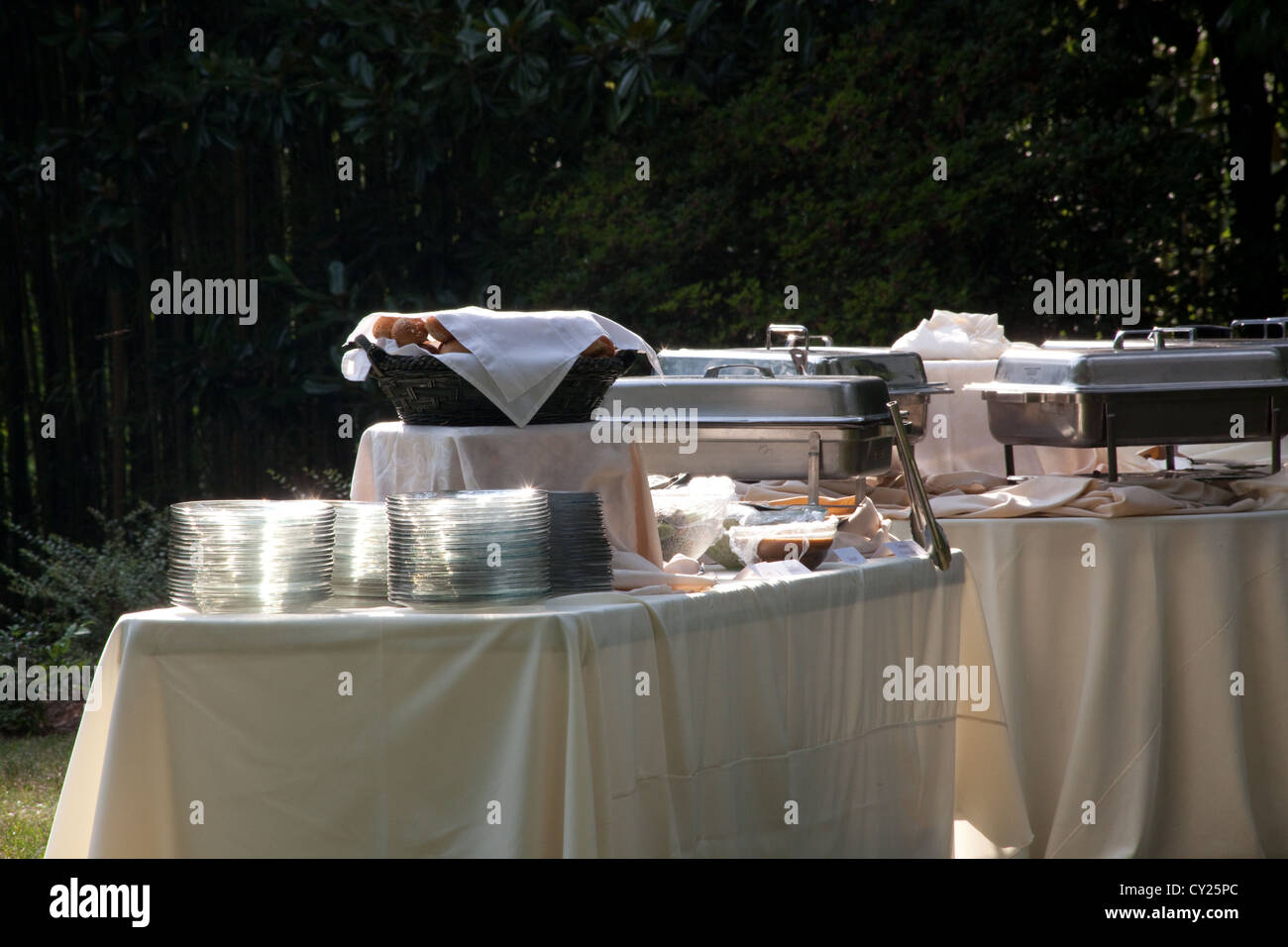 Food ready to eat outside hi-res stock photography and images - Alamy