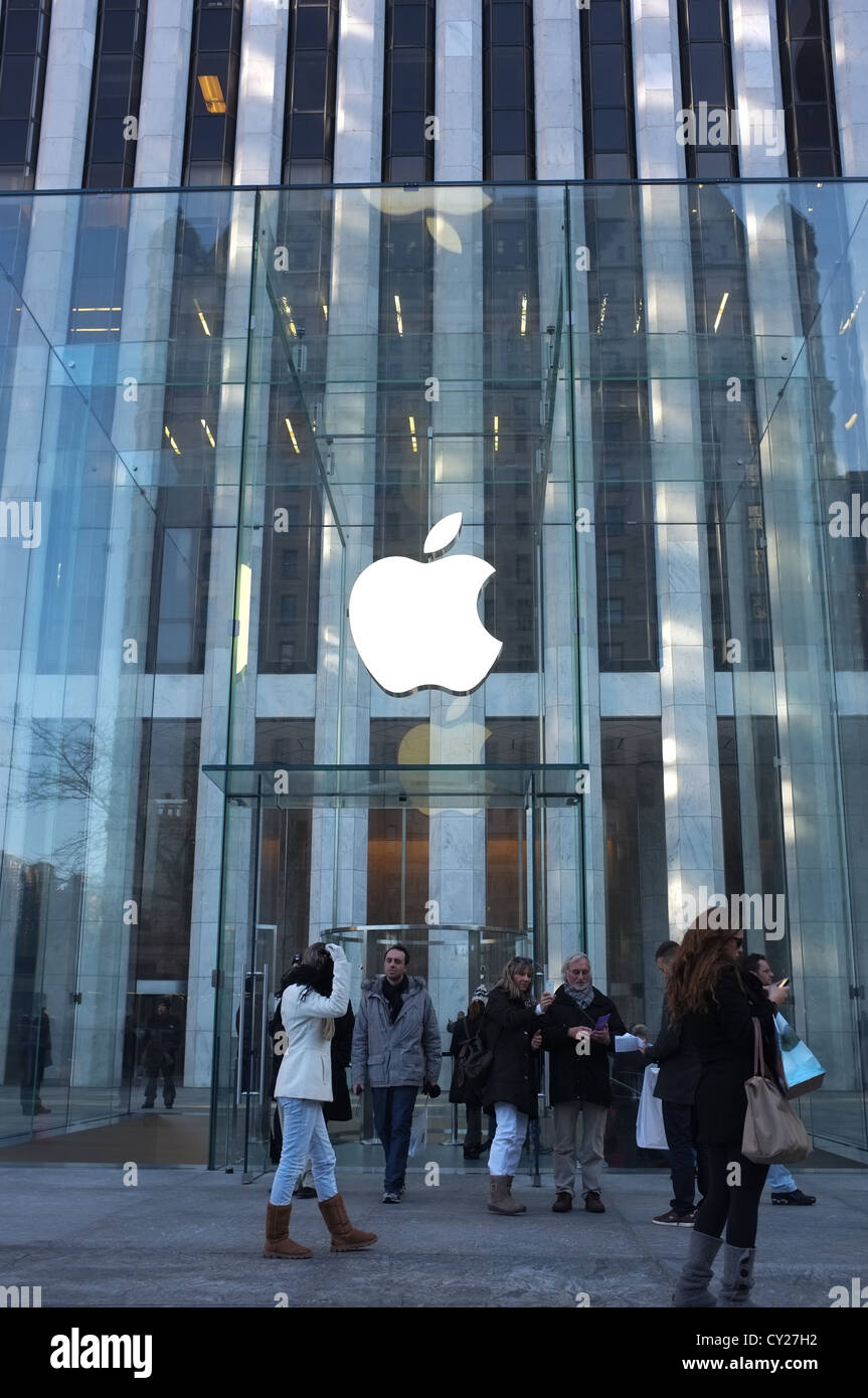 Apple Shop store logo New York glass Stock Photo - Alamy