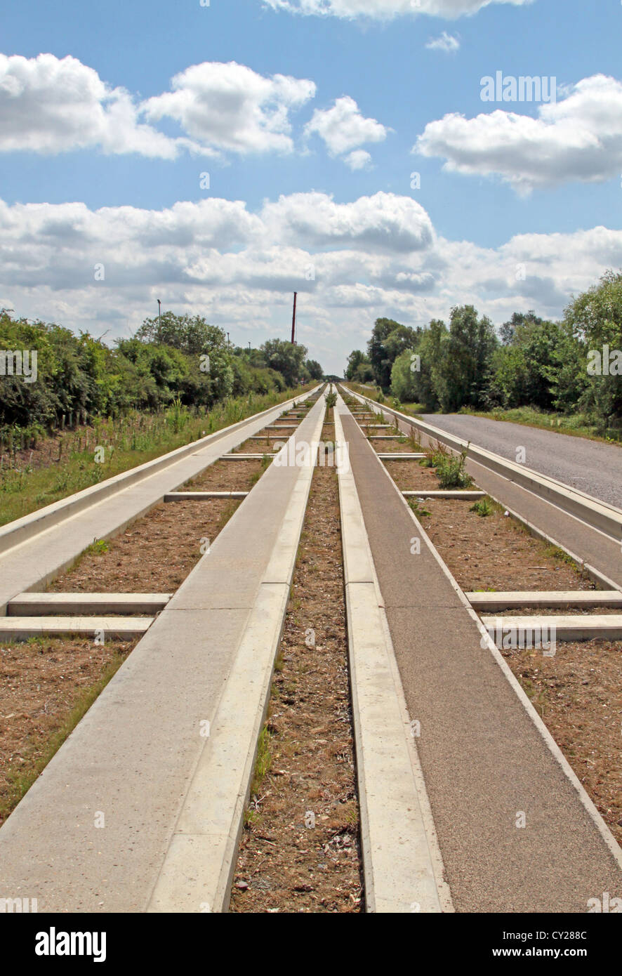 The Guided bus way that connects Cambridge and St Ives in ...