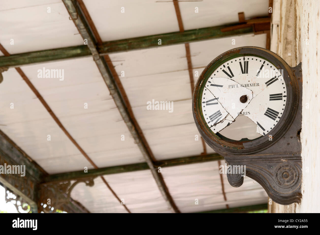 Broken clock in an abandoned train station Stock Photo - Alamy