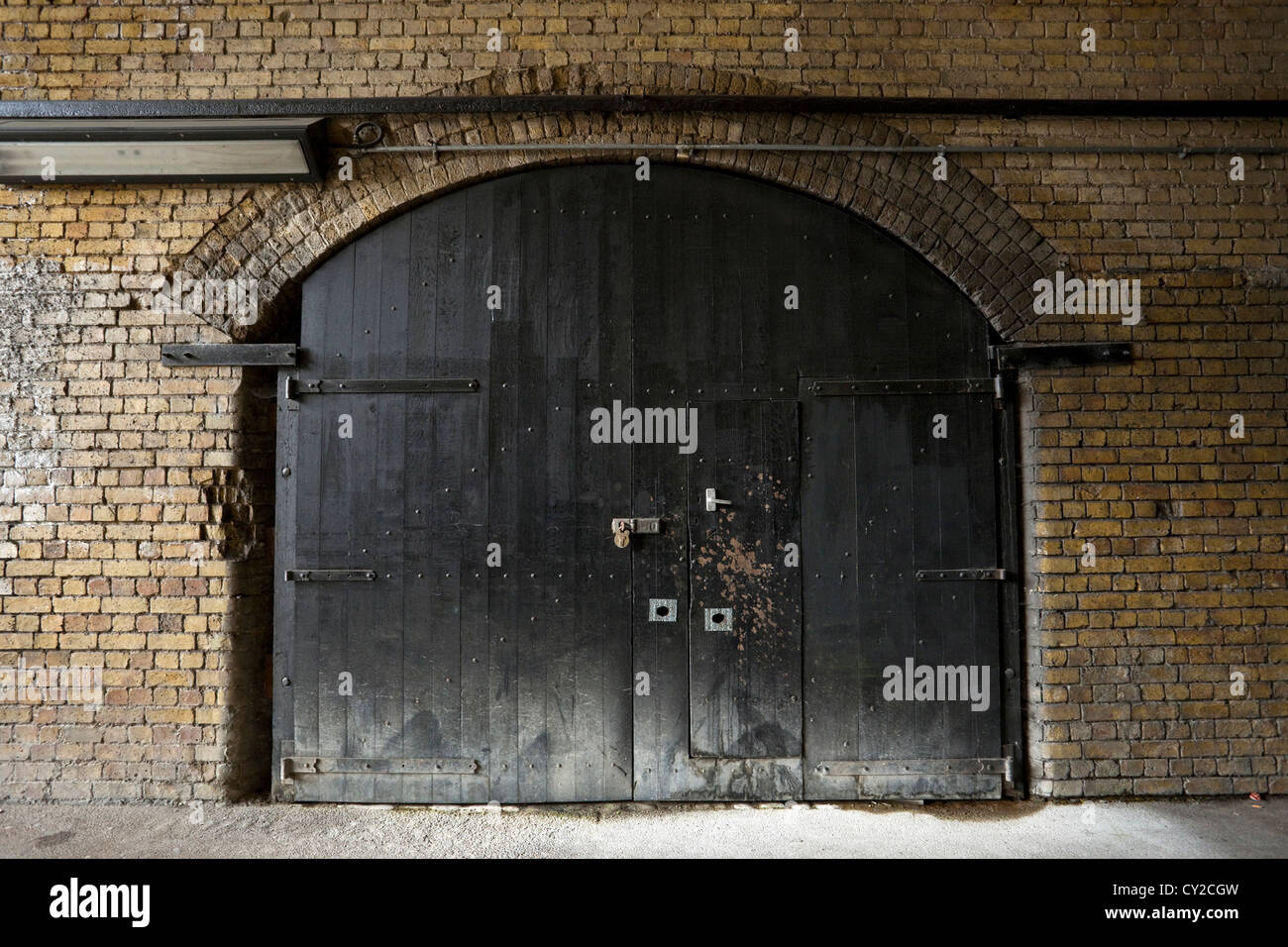 Locked wooden gate Stock Photo - Alamy