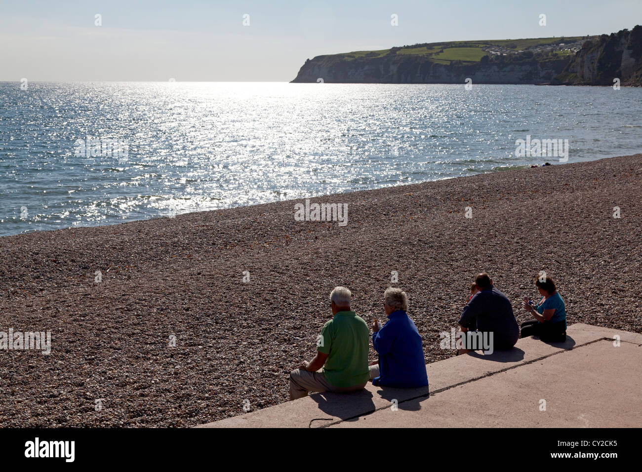 People sitting by the sea hi-res stock photography and images - Alamy
