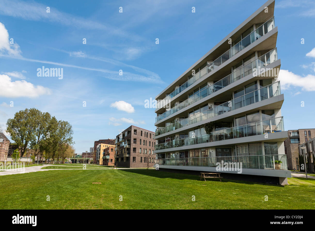 Contemporary housing hi-res stock photography and images - Alamy