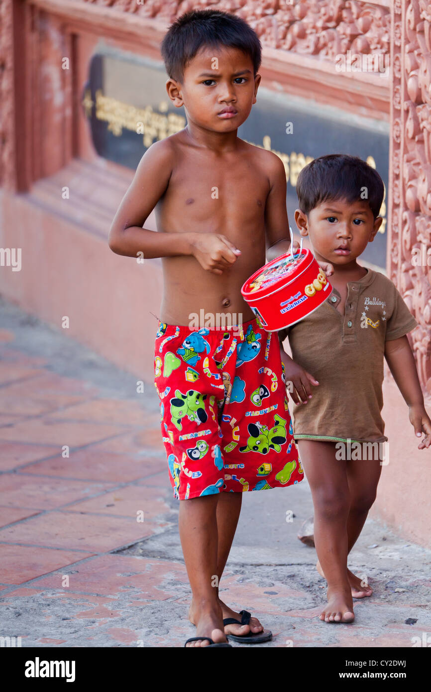 Cambodian street kids hi-res stock photography and images - Alamy