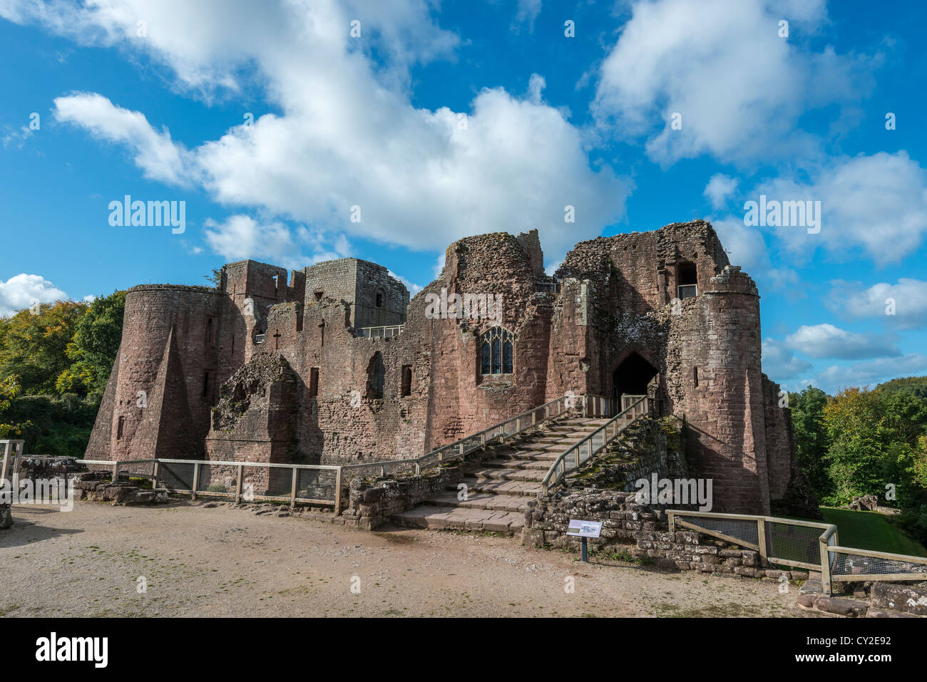 ENTRANCE TO GOODRICH CASTLE, ROSS-on-WYE HEREFORDSHIRE, ENGLAND UK Stock Photo - Alamy