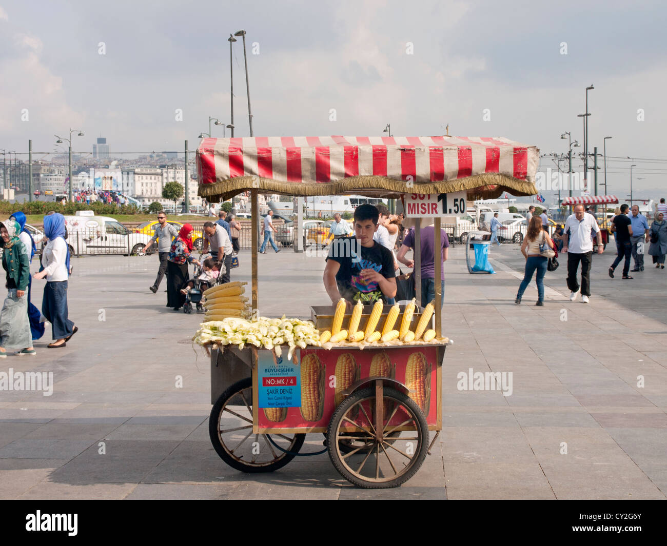 Mobile cart and street seller offering corn on the cob in Eminönü ...