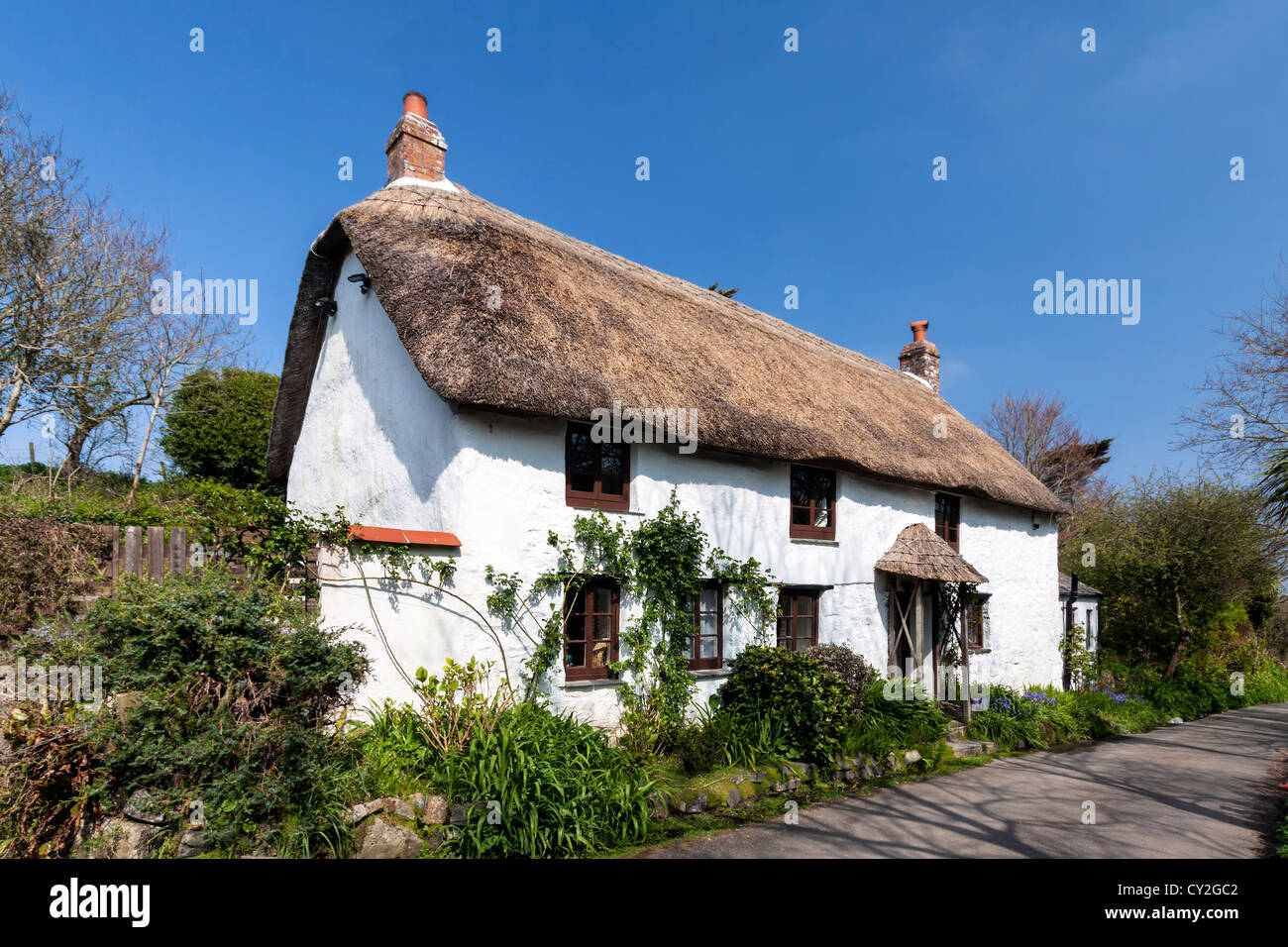 Cute thatched cottage hi-res stock photography and images - Alamy