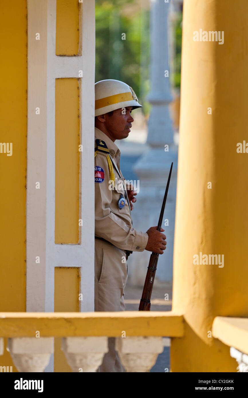Sentry at the Royal Palace in Phnom Penh, Cambodia Stock Photo - Alamy
