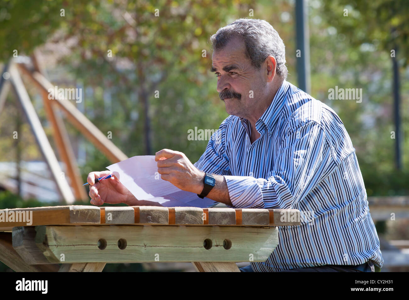 old man reading in natural park Stock Photo - Alamy