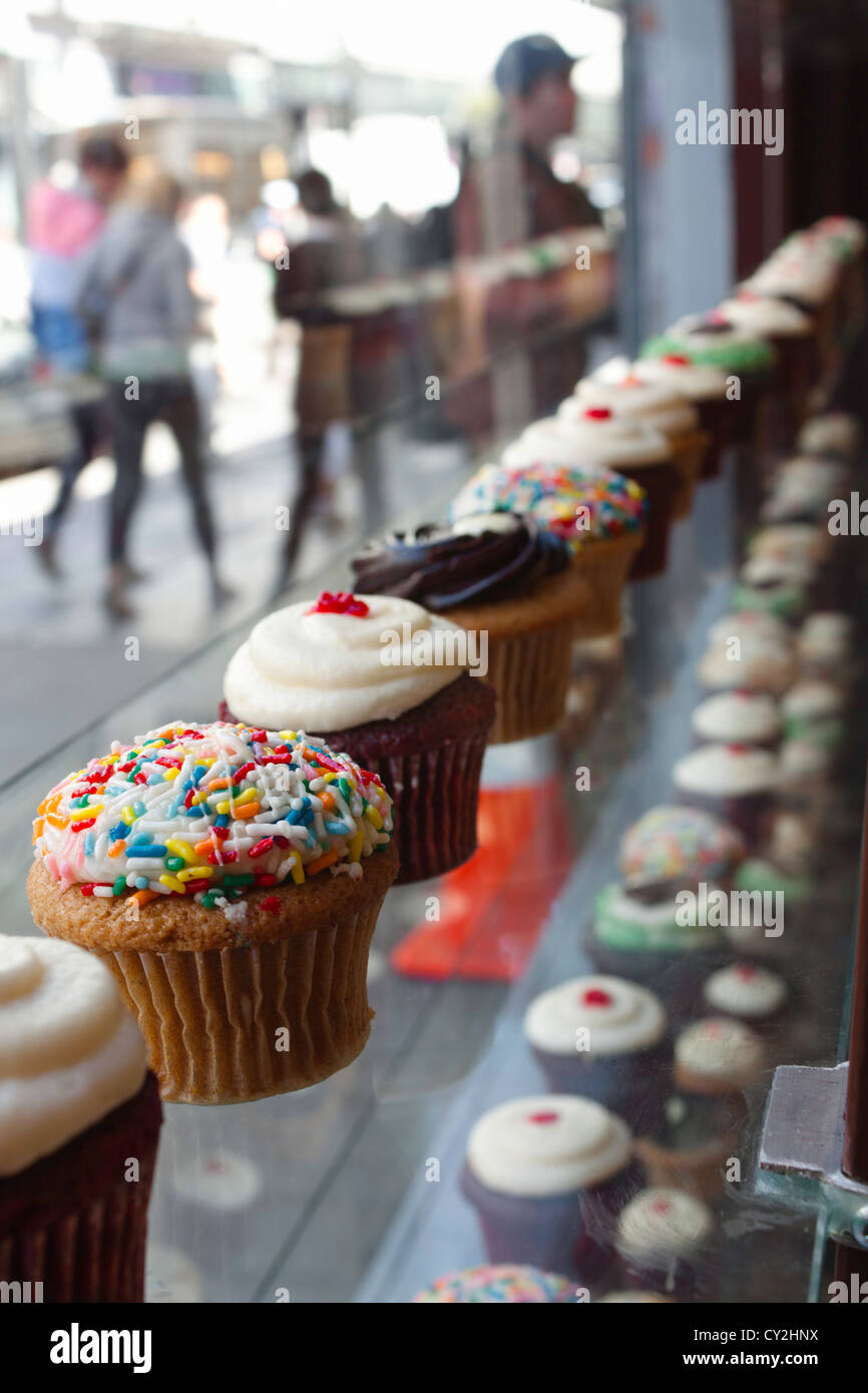 Row of cupcakes displayed in a bakery Stock Photo - Alamy
