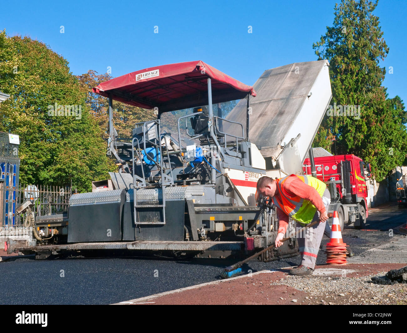 Road tarmac machine hi-res stock photography and images - Alamy