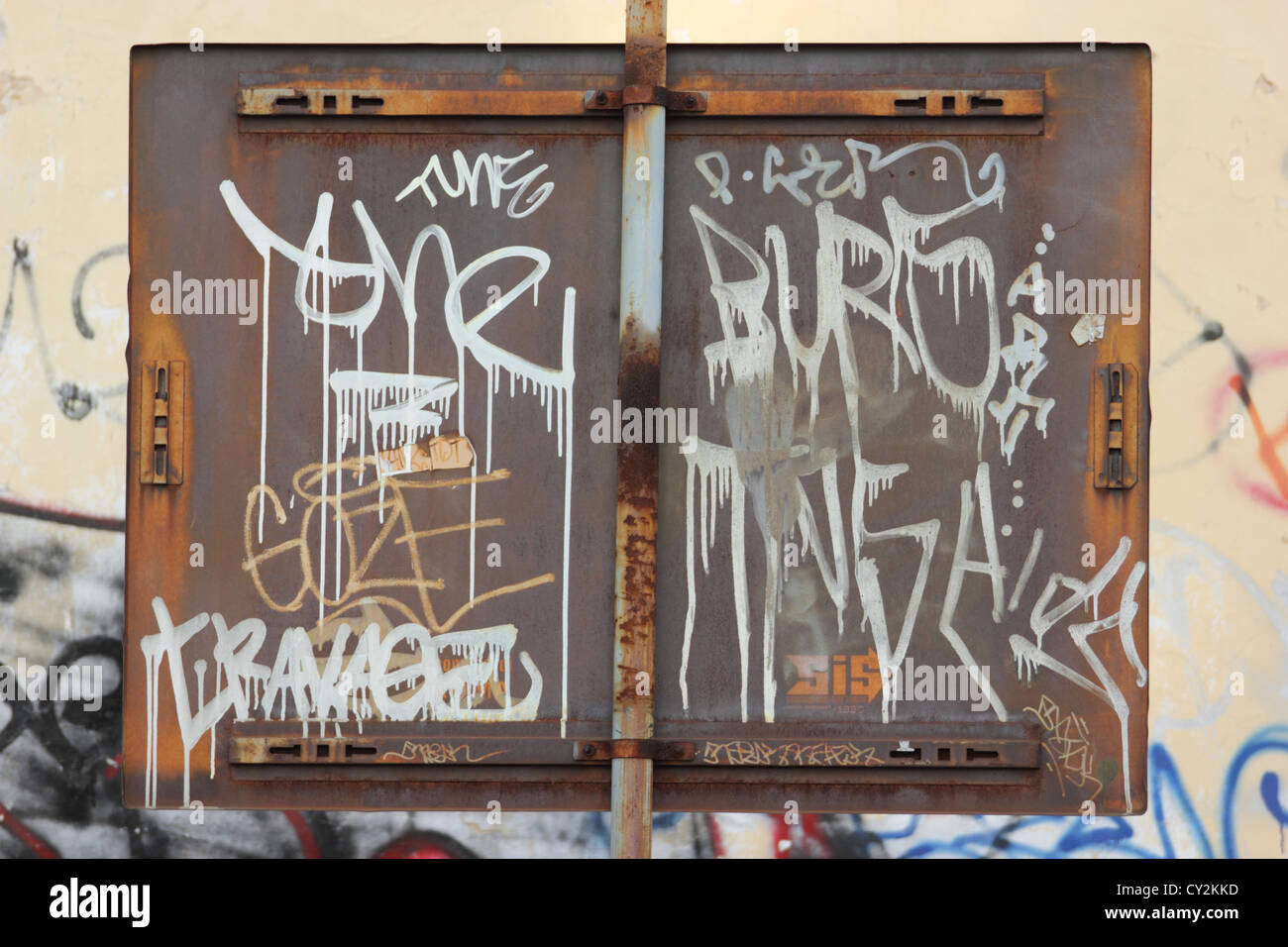 back of a sign, Sign, sign with tags, sign with graffiti, urban ...