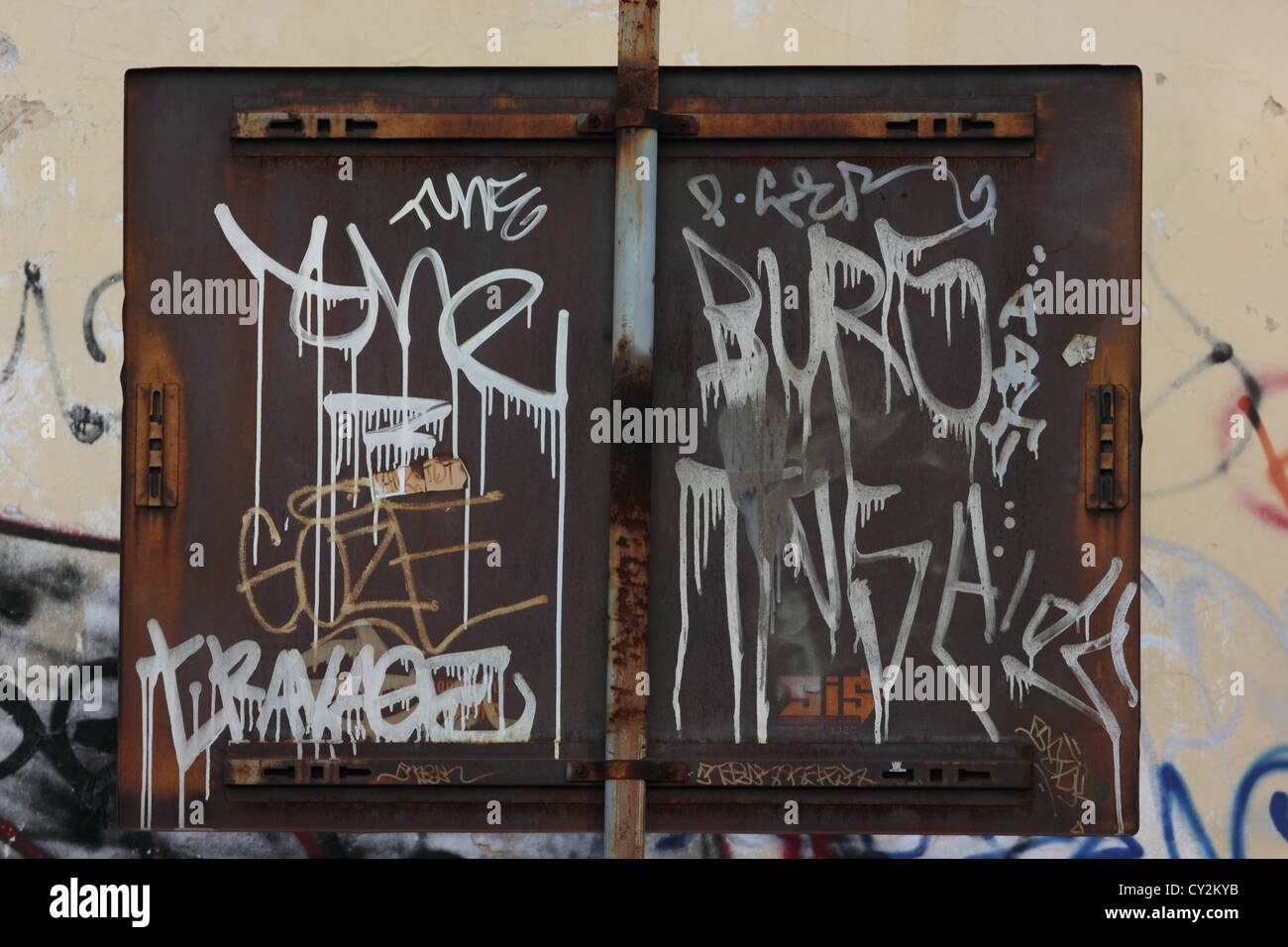 back of a sign, Sign, sign with tags, sign with graffiti, urban ...