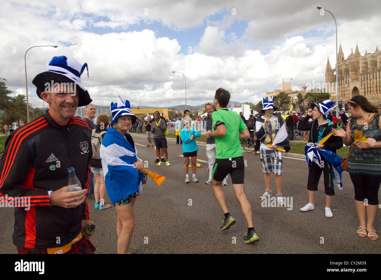 Marathon supporters hi-res stock photography and images - Alamy