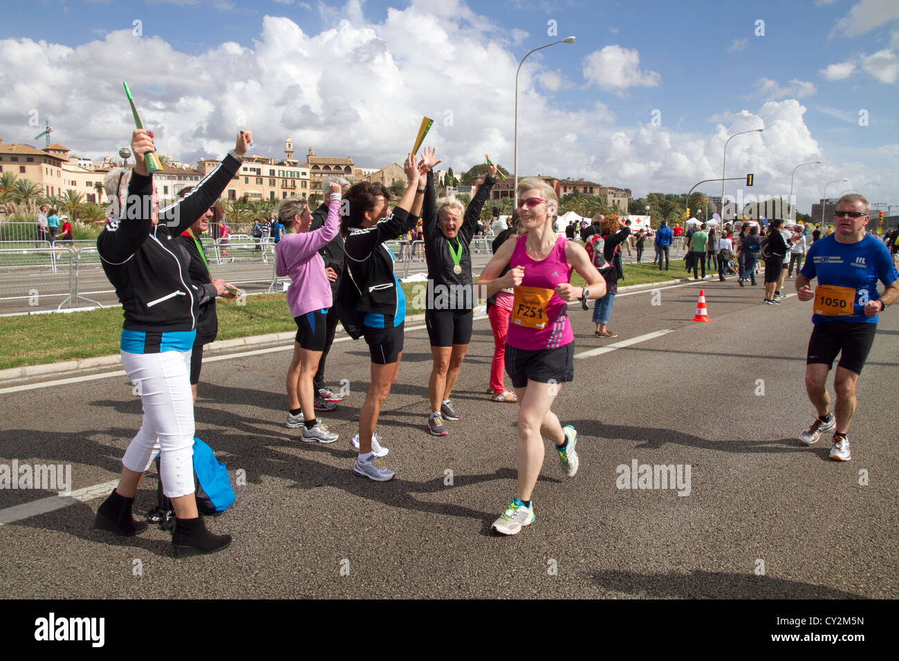 Marathon supporters hi-res stock photography and images - Alamy