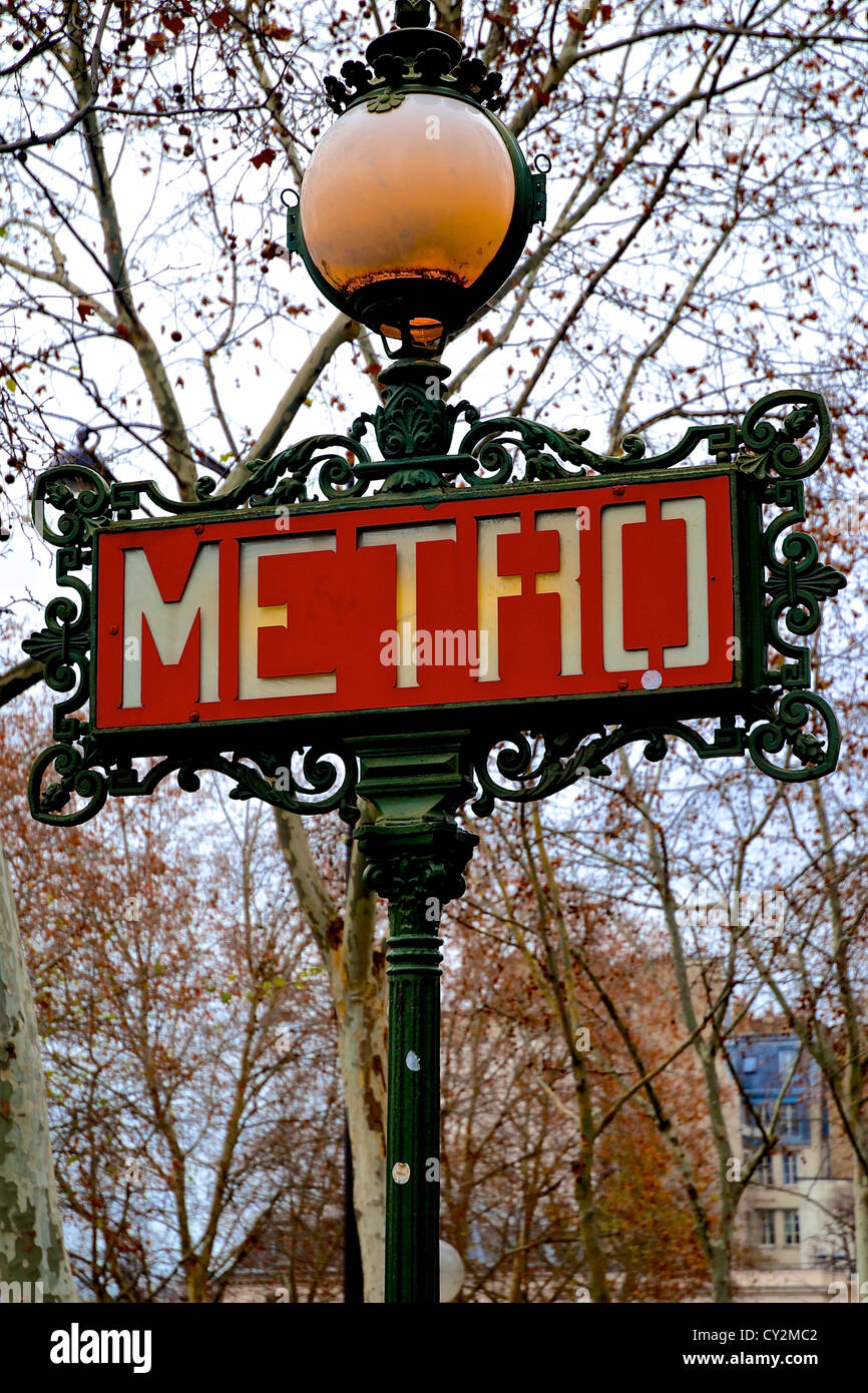 Traditional paris red metro sign hi-res stock photography and images ...