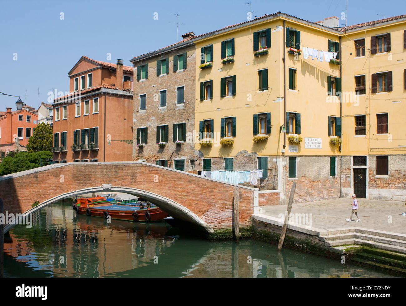 Bridge over canal venice venezia hi-res stock photography and images ...