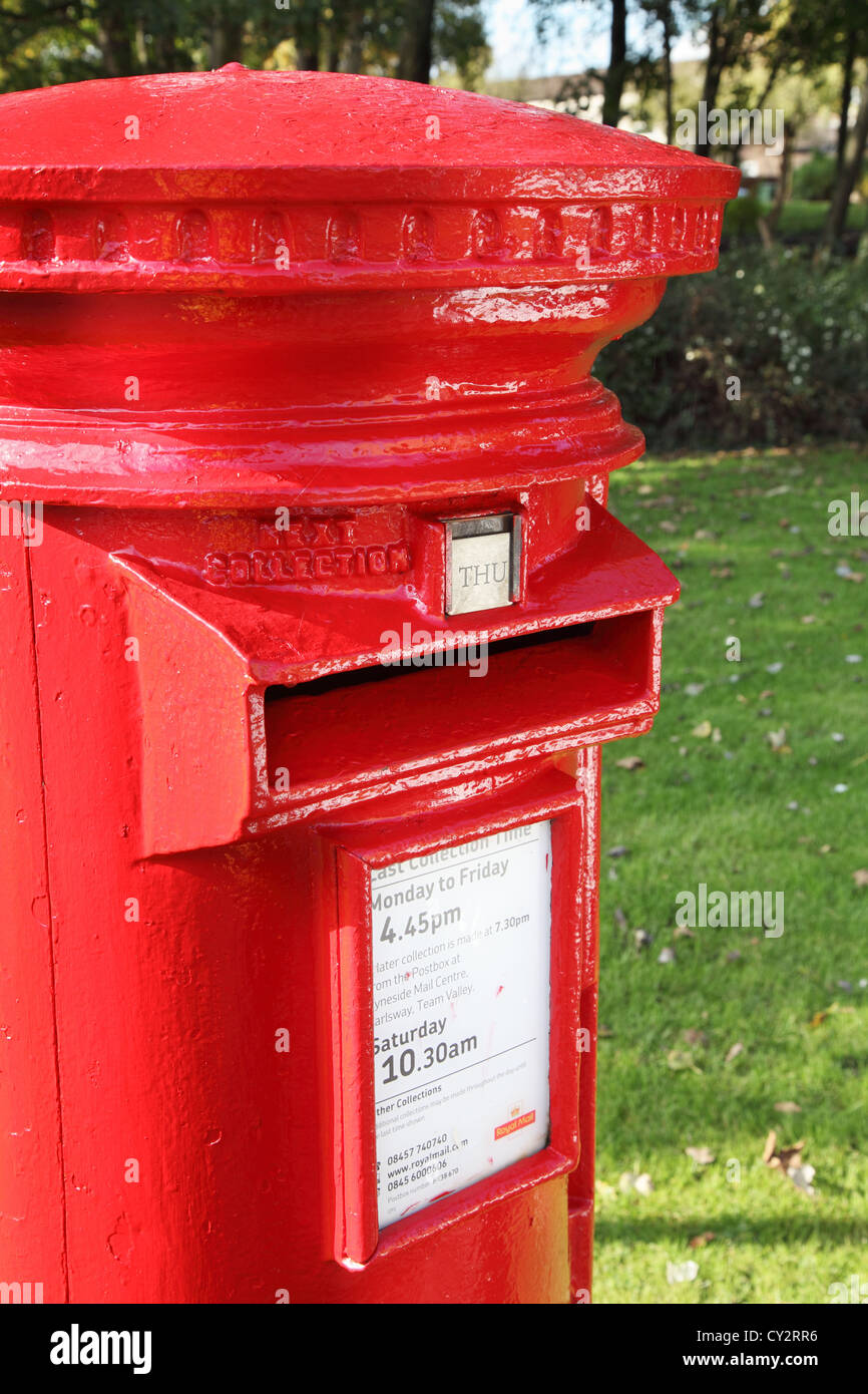 Cast iron post box hi-res stock photography and images - Alamy