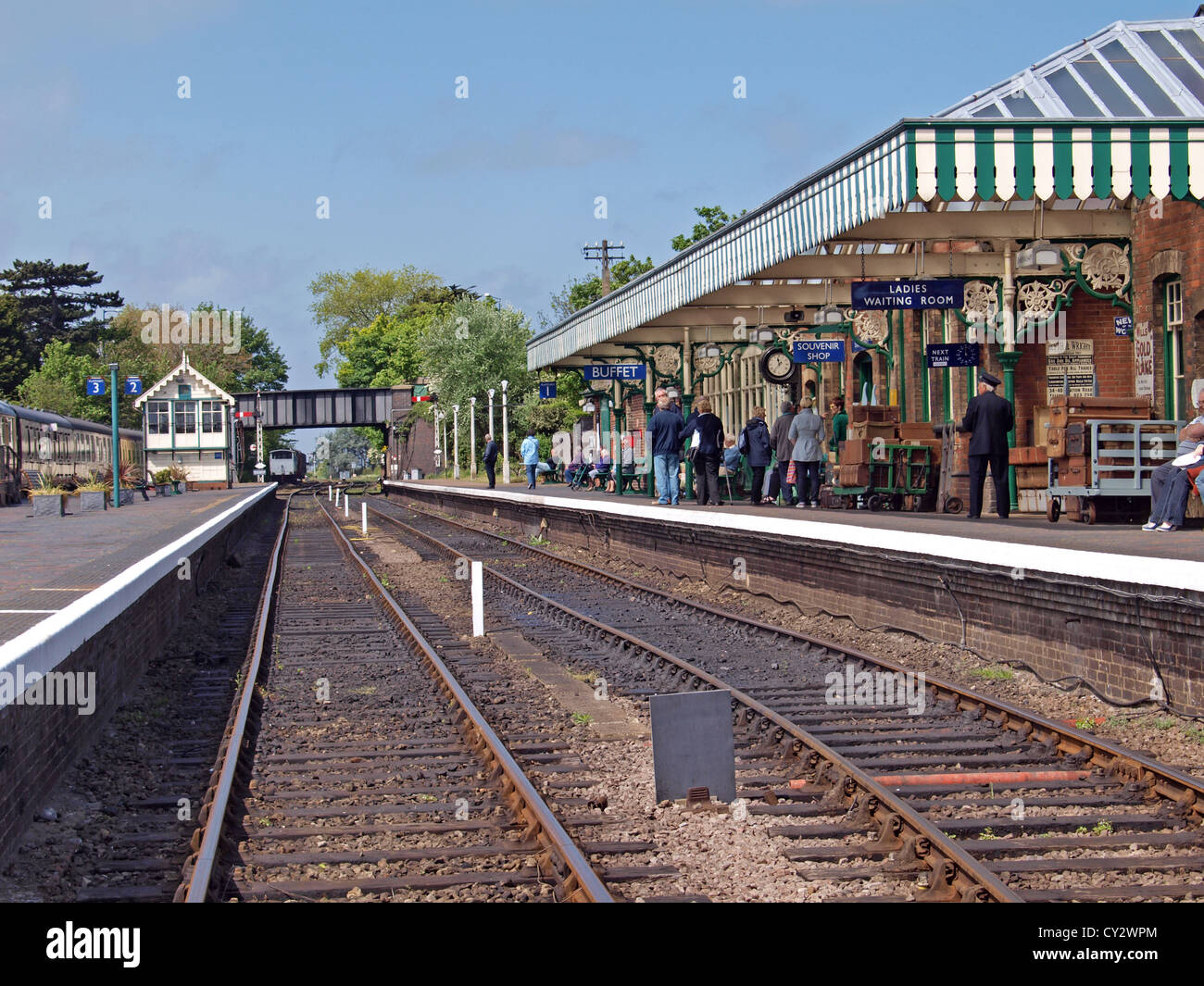 Passengers waiting on station platform hi-res stock photography and ...