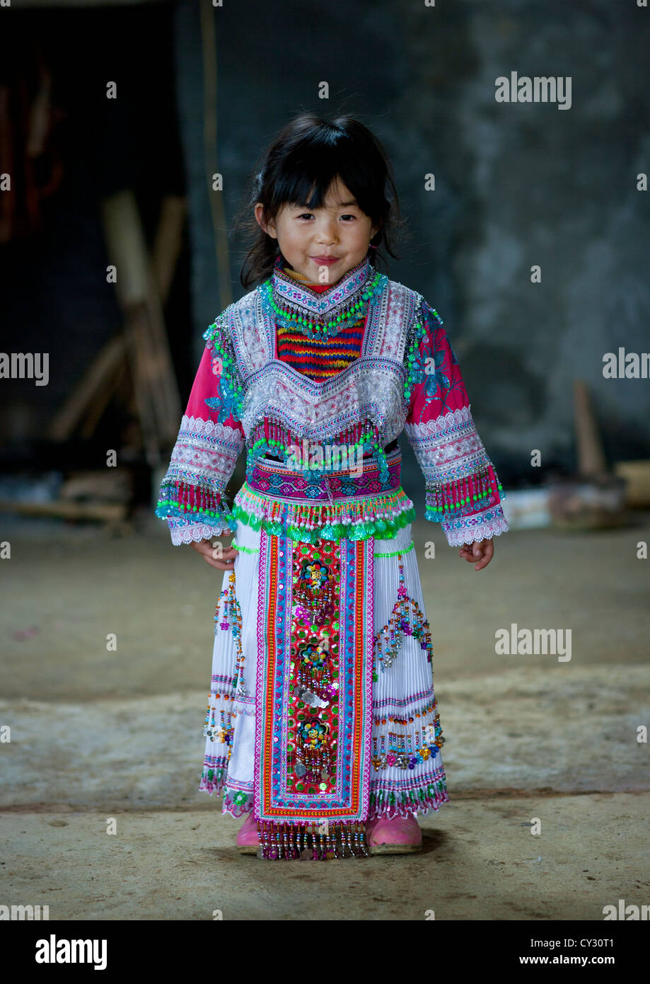 Hmong girl in traditional hi-res stock photography and images - Alamy