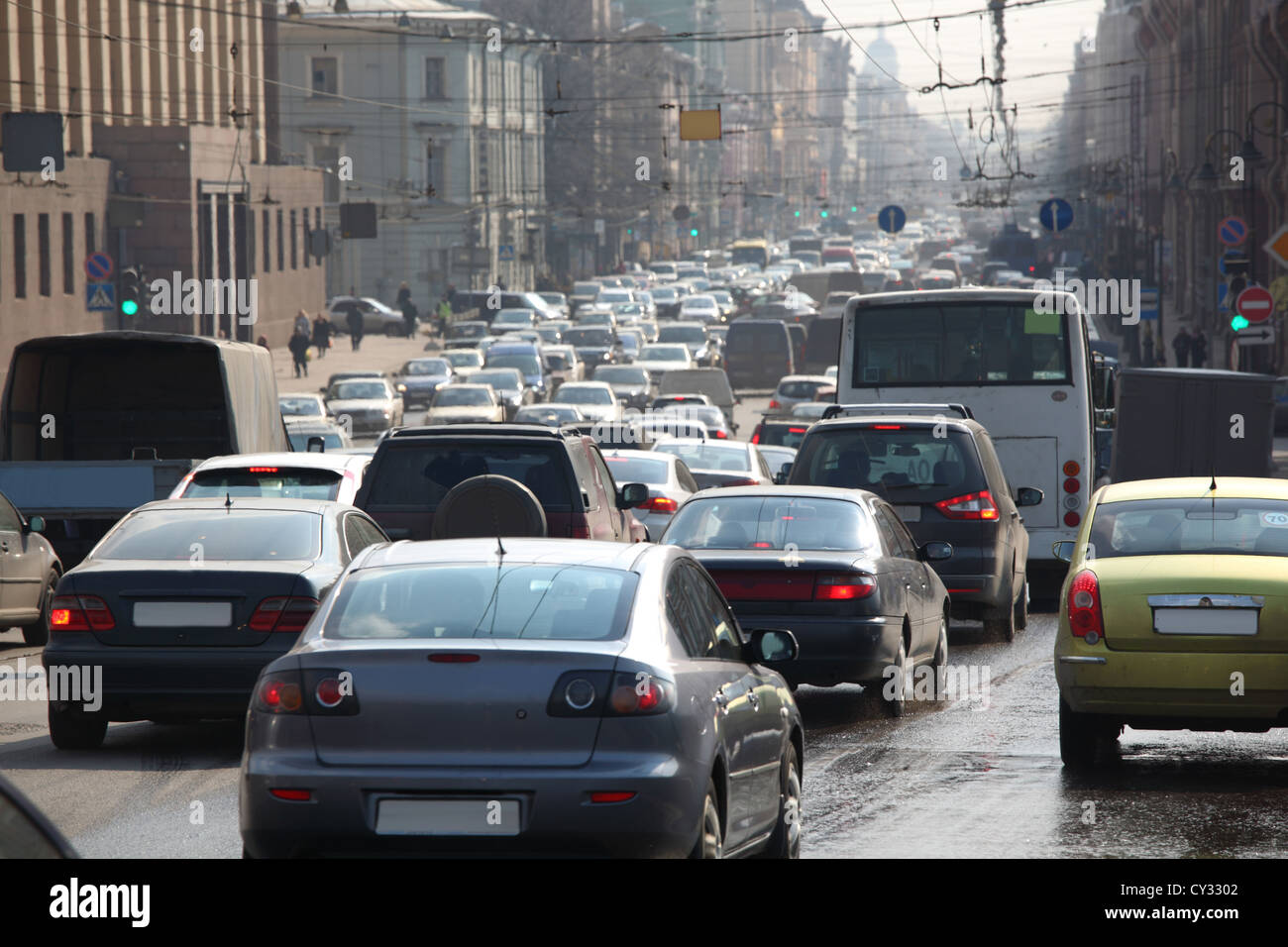 Bumper to bumper fuel queue hi-res stock photography and images - Alamy