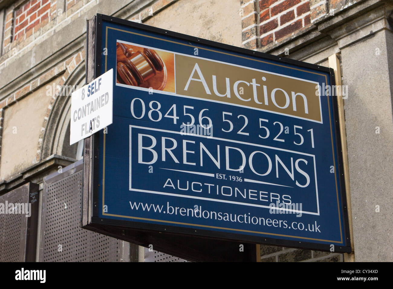Auctions sign signs advert sale hi-res stock photography and images - Alamy