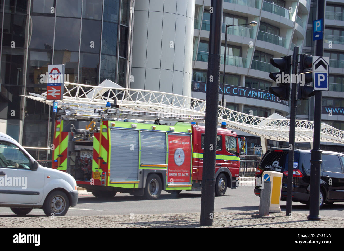 London fire engine 2010 hi-res stock photography and images - Alamy