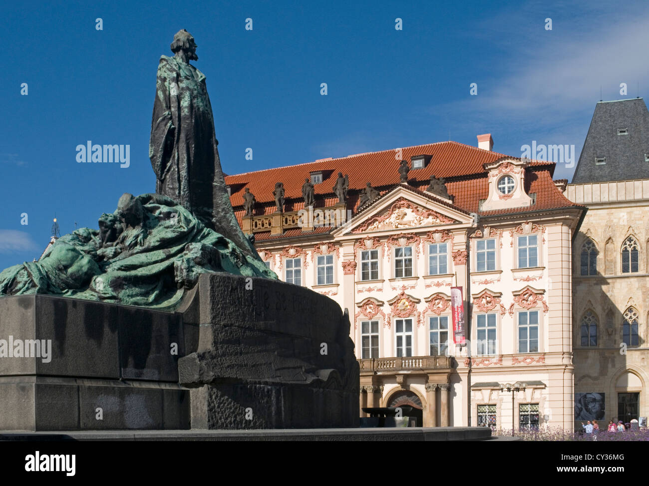 Statue of Jan Hus and Palac Kinskych (Kinsky Palace) Old Town Square ...