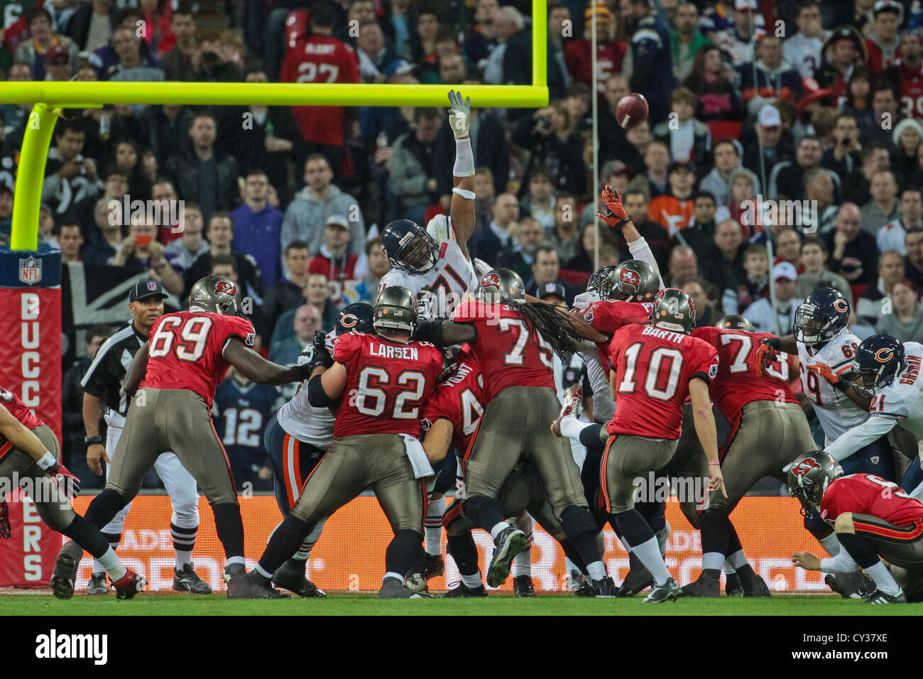 American football field goal kick High Resolution Stock Photography and ...