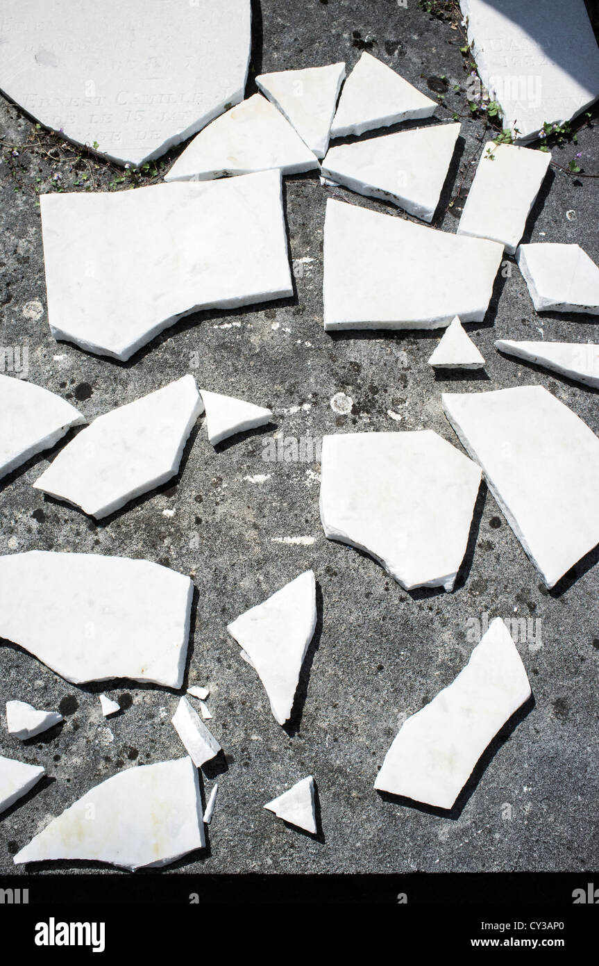 Broken tomb hi-res stock photography and images - Alamy