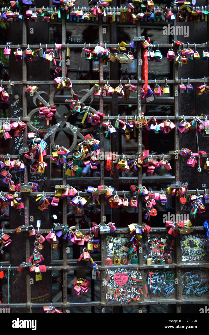 Tribute wall outside Shakespeare's Juliette's house, Verona, Veneto ...