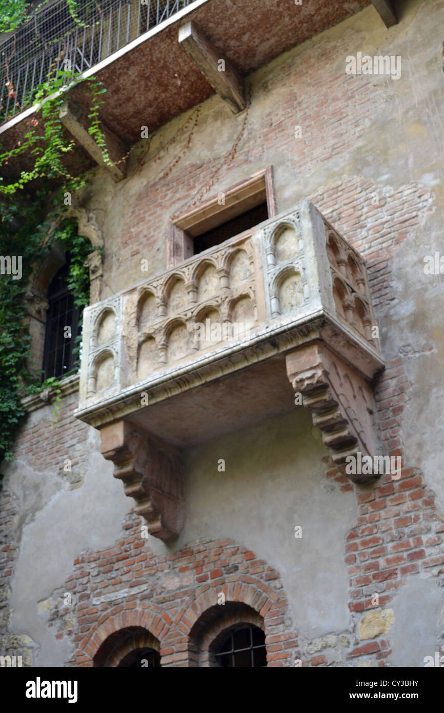 Balcony outside Shakespeare's Juliette's house, Verona, Veneto region ...