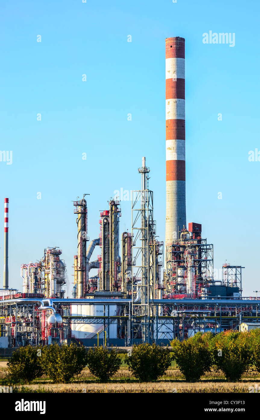 Oil refinery plant Stock Photo - Alamy
