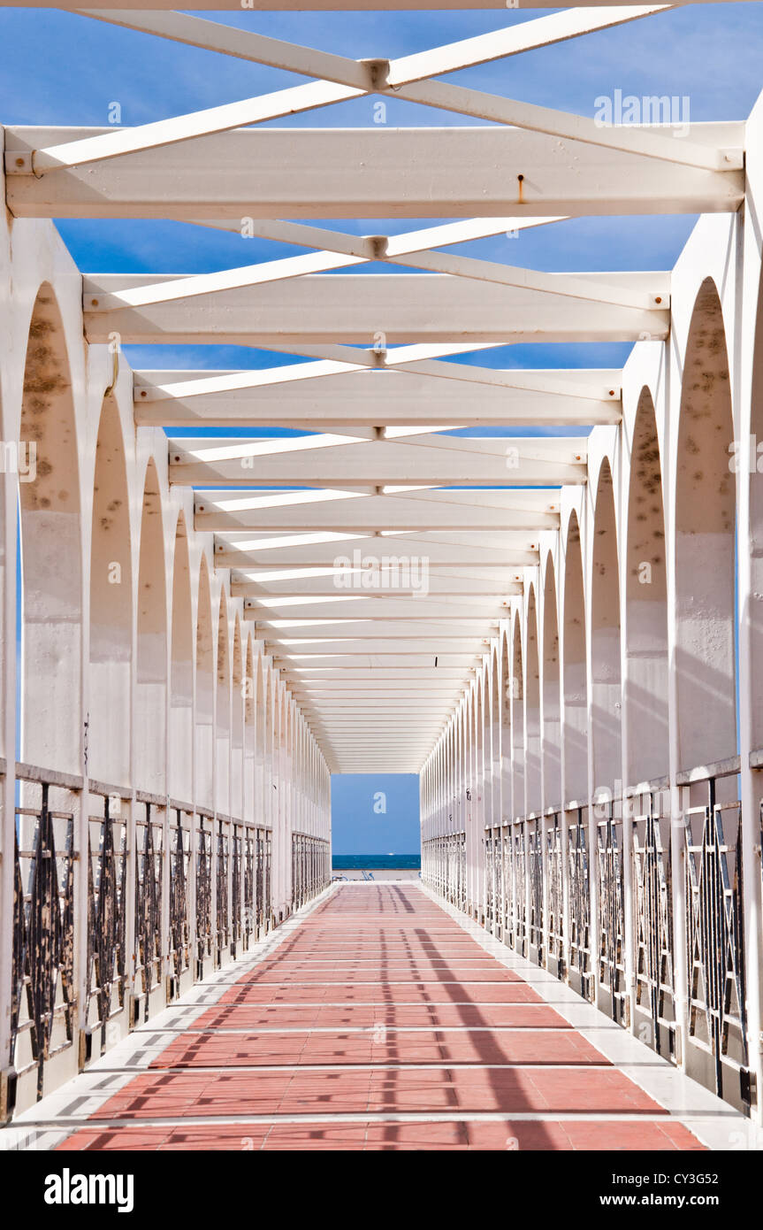 Metallic struts hi-res stock photography and images - Alamy