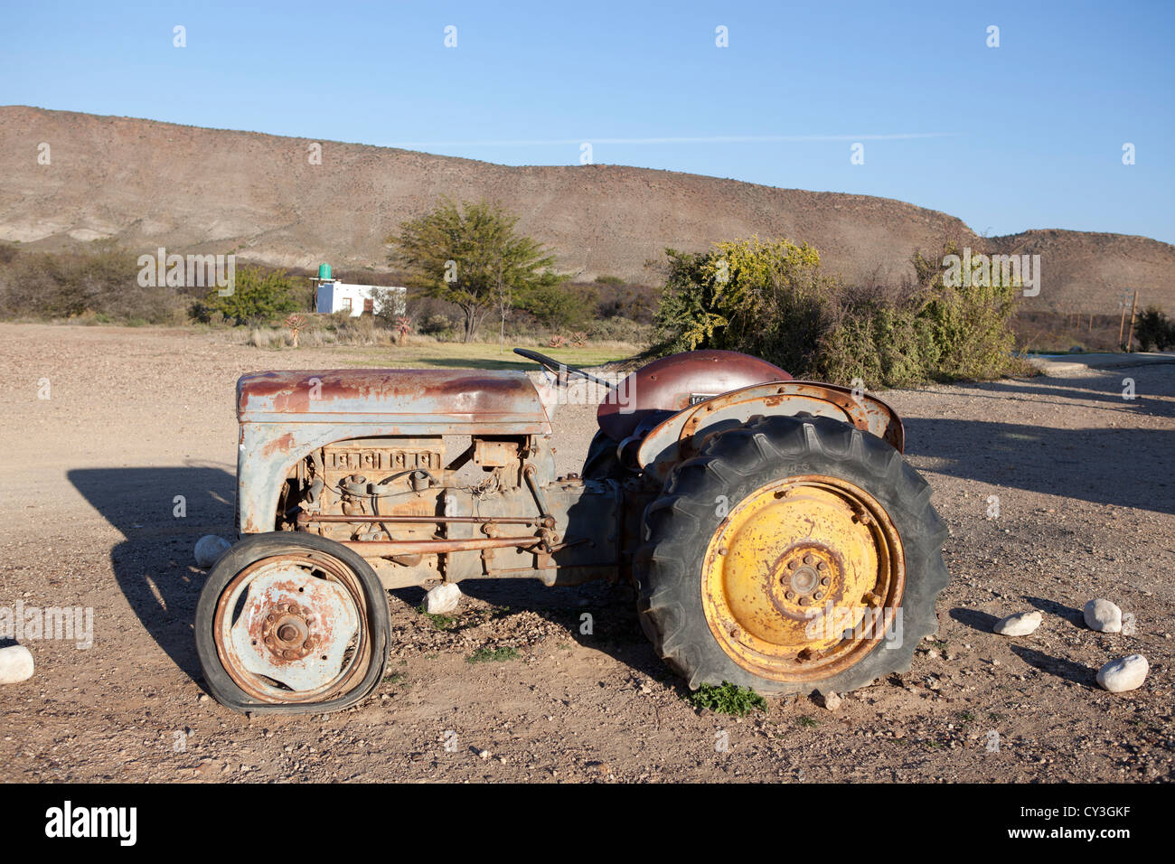 Rusty old farm tractor hi-res stock photography and images - Alamy