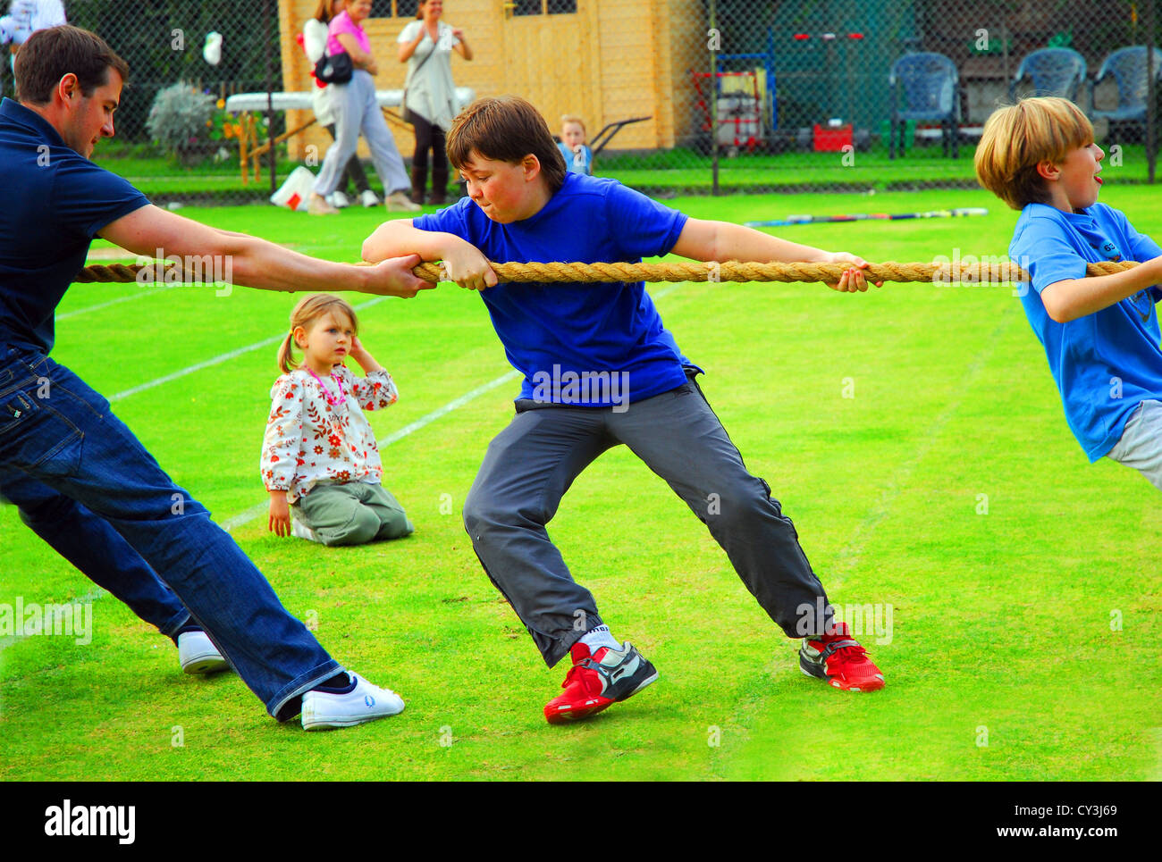 Men pulling rope hi-res stock photography and images - Alamy