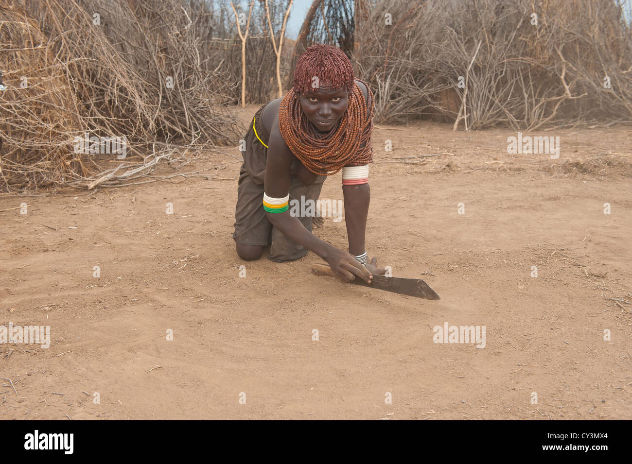 African woman traditional kneel hi-res stock photography and images - Alamy