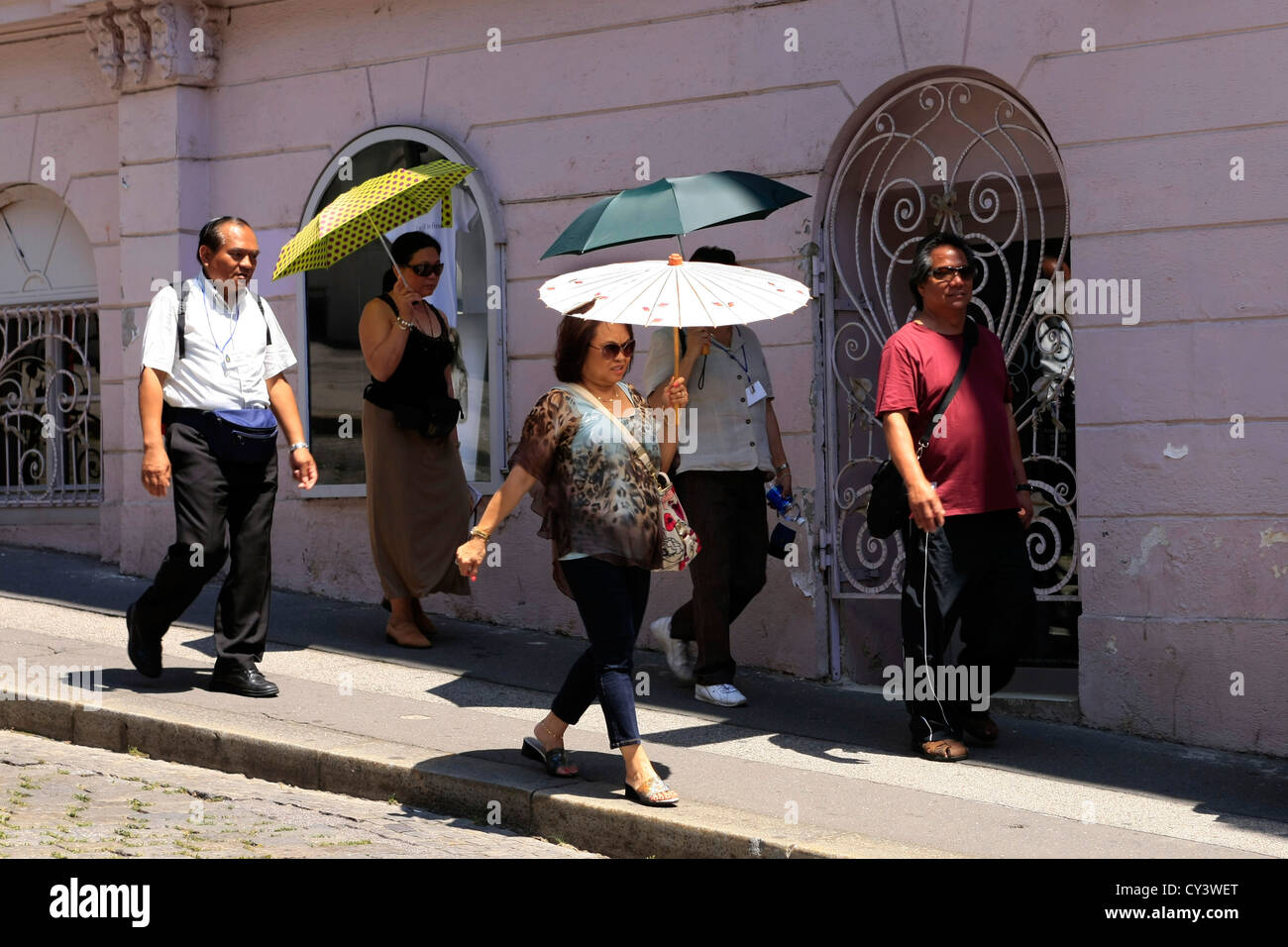 Women carrying parasols hi-res stock photography and images - Alamy