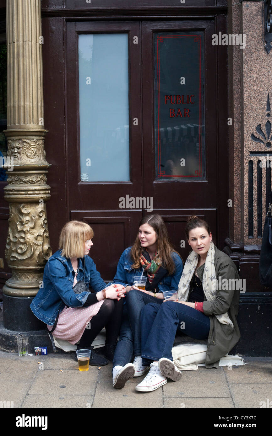 Customers sit outside beer hi-res stock photography and images - Alamy