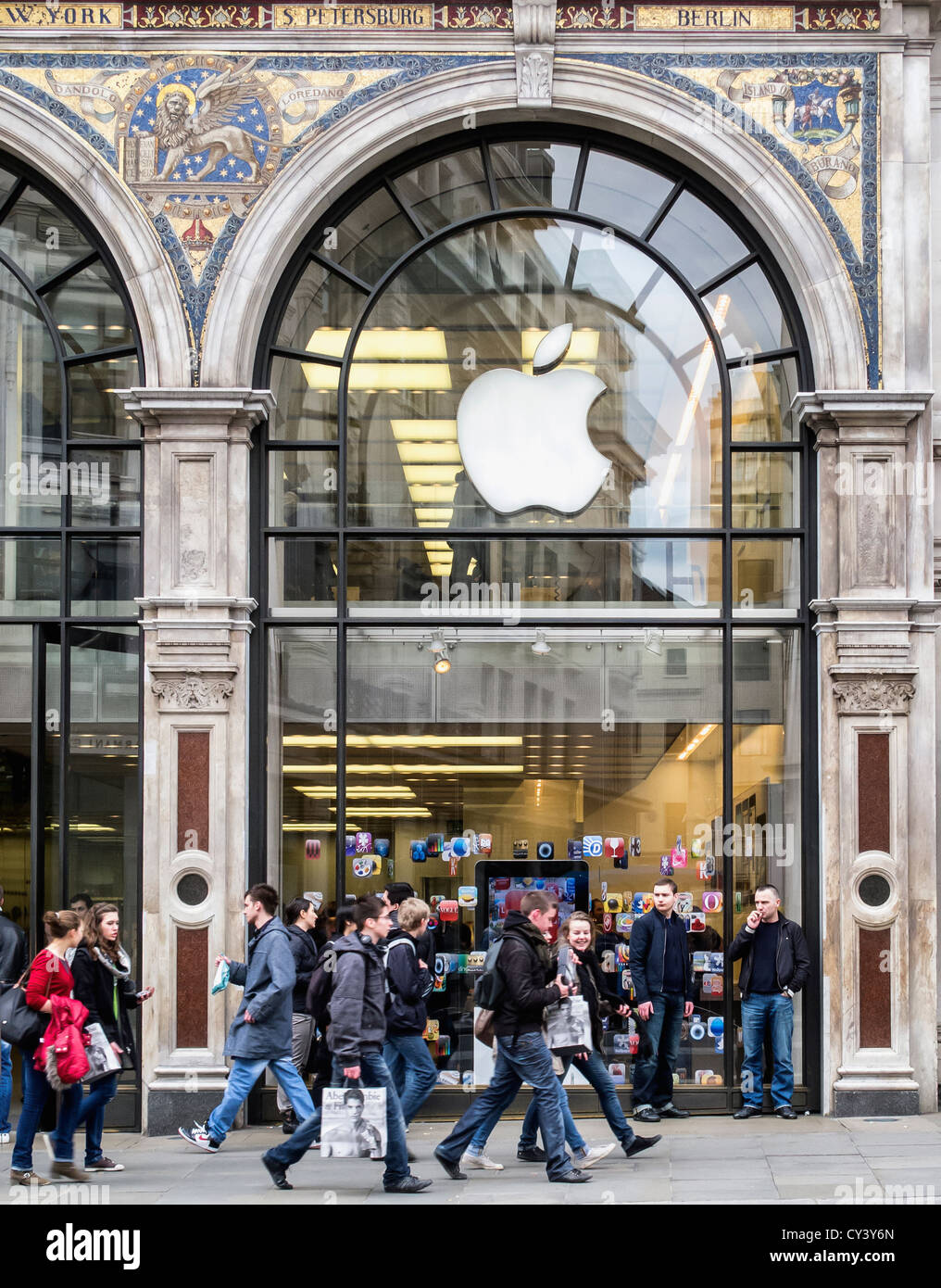 The Apple Store in Regent Street, London Stock Photo - Alamy
