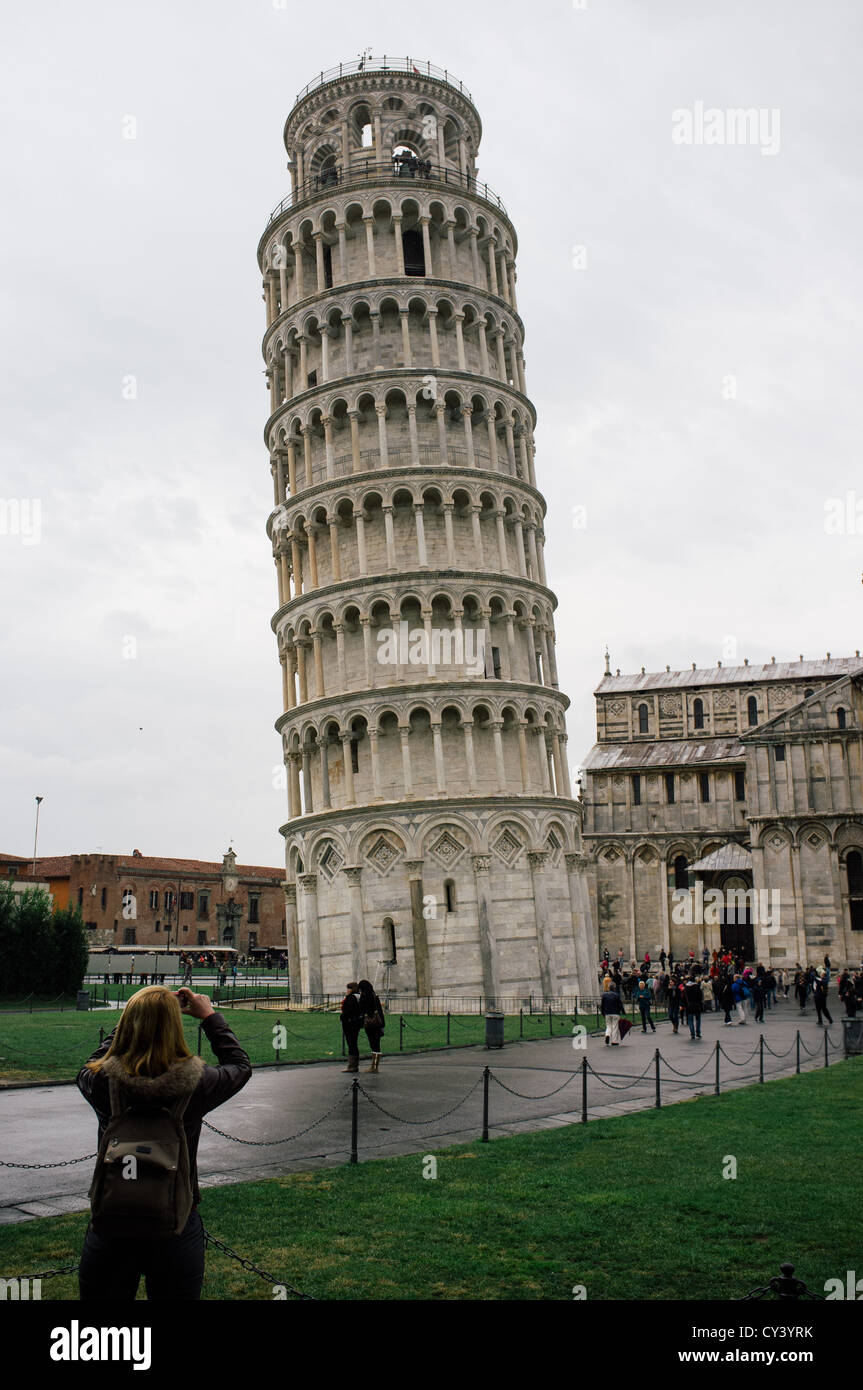 The leaning tower of Pisa in the Piazza del Duomo, Italy Stock Photo ...
