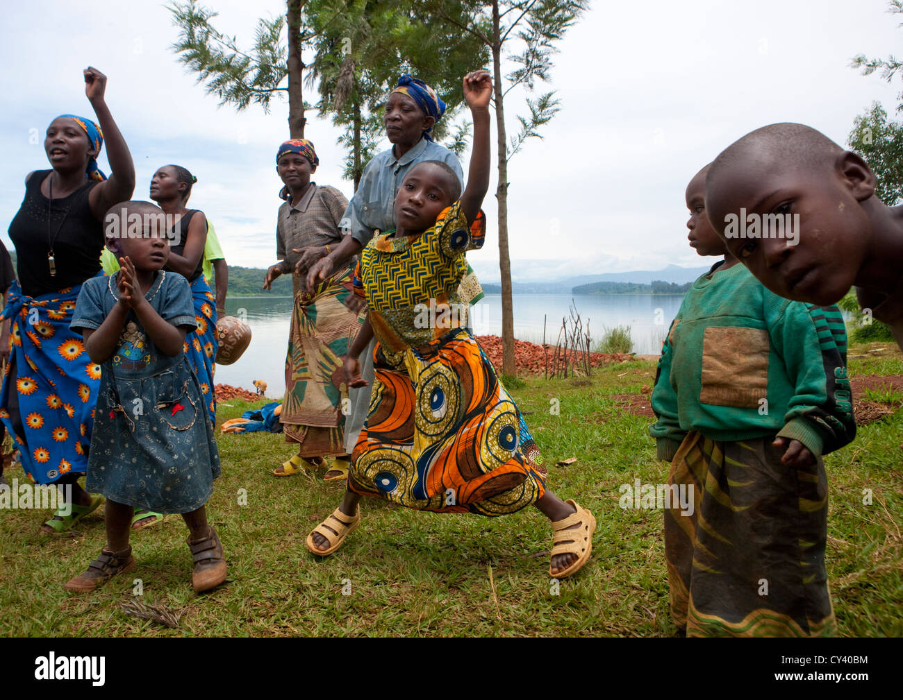 Rwanda traditional dance hi-res stock photography and images - Alamy