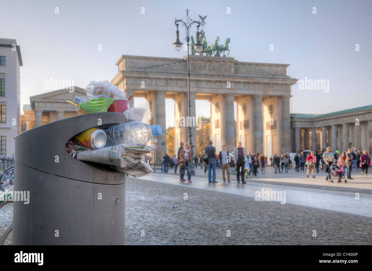 over flowing litter bin by the Brandenburg Gate, Berlin, Germany Stock ...